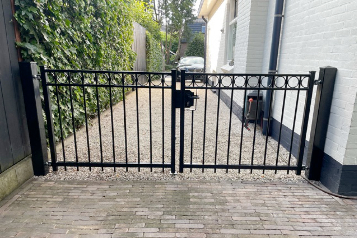 Inrijpoort van ijzer: stijlvol en duurzaam voor jouw oprit - Tuinpoorten