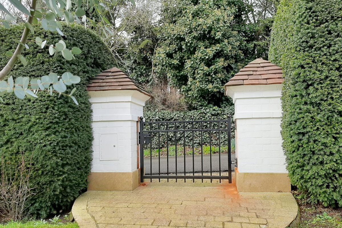 Spijlen Looppoort: Veiligheid en Stijl in Één - Tuinpoorten